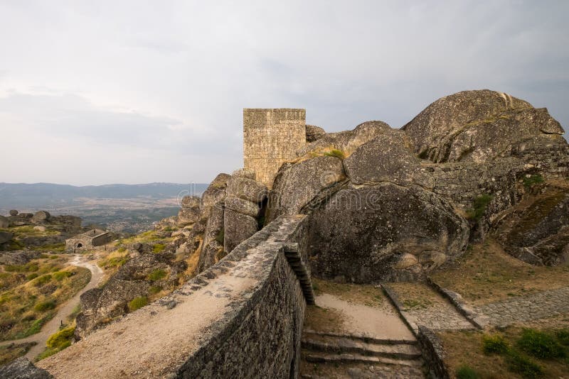 Castello Di Monsanto, Monsanto, Portogallo Fotografia Stock - Immagine ...