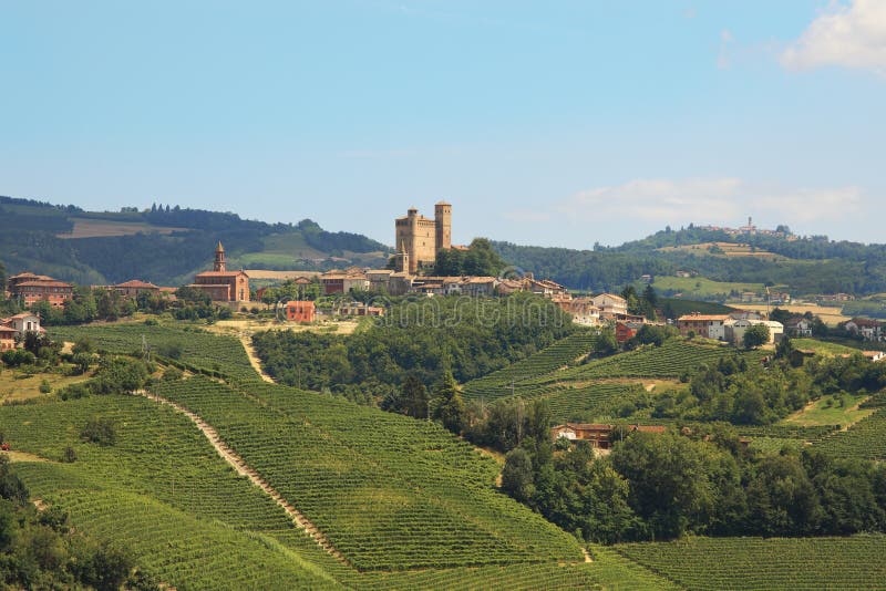 Castello Sulla Collina. Piemonte, Italia Del Nord. Immagine Stock ...