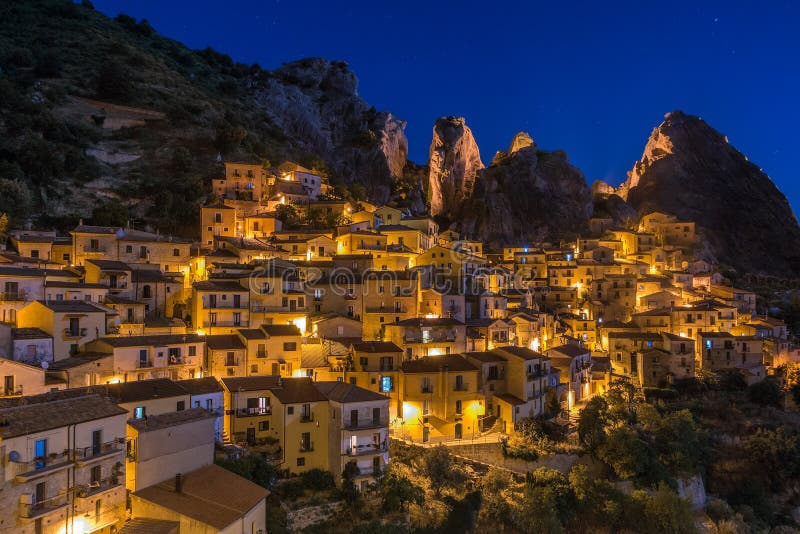 Castelmezzano Italia En La Noche Imagen de archivo - Imagen de cielo ...