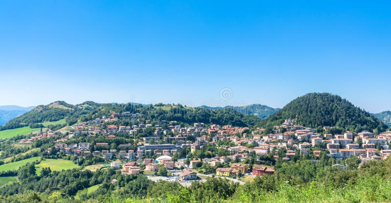 Castelnovo Ne Monti, Italien Stockfoto - Bild von europa, felder: 103298086