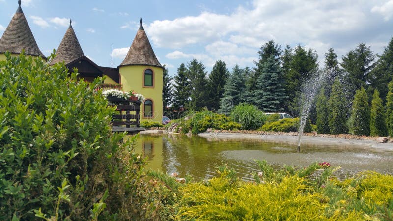 Castelo amarelo foto de stock. Imagem de castelo, amarelo - 124897480