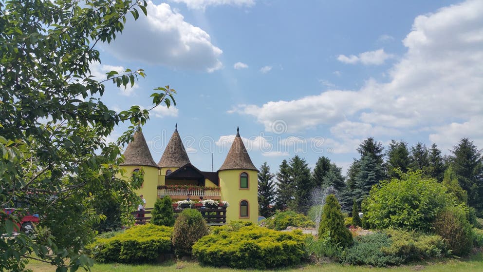 Castelo amarelo foto de stock editorial. Imagem de parque - 124897523