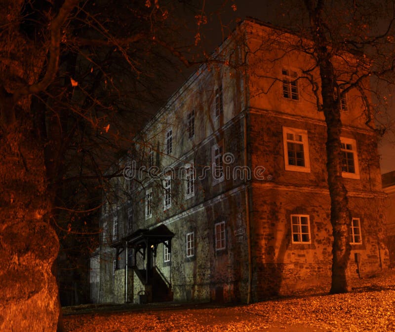 Castelo Assombrado Na Noite Imagem de Stock - Imagem de halloween ...