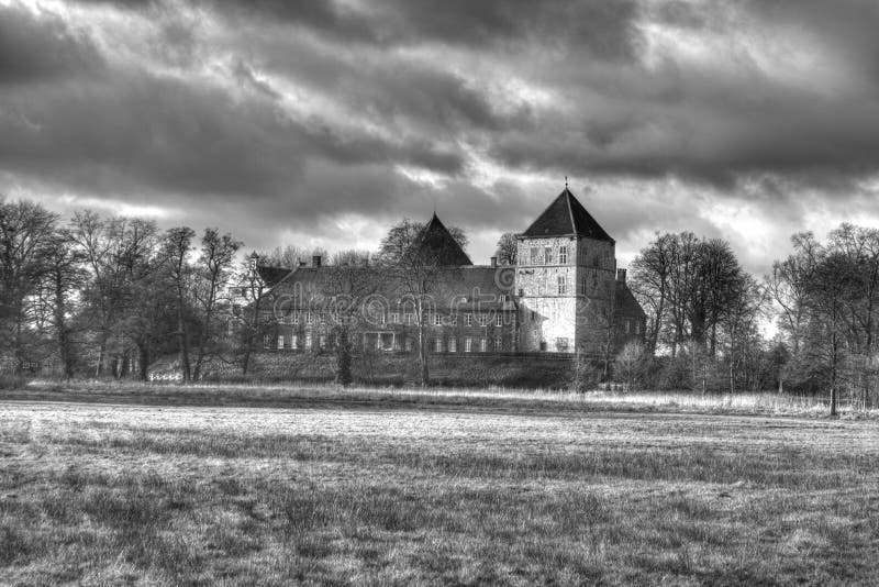 Castelo assombrado HDR foto de stock. Imagem de branco - 49073602