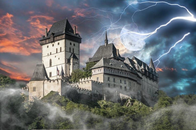Castelo Assombrado Karlstejn Na Tempestade Foto de Stock - Imagem de ...