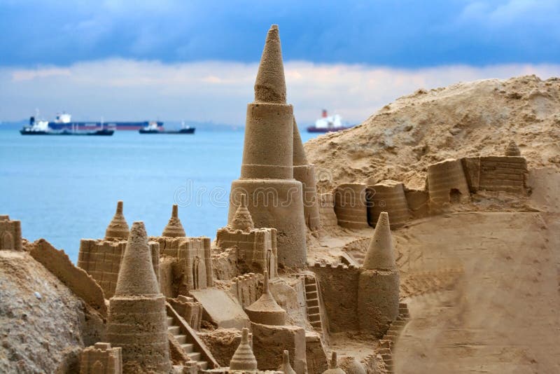Castelo da areia na praia imagem de stock. Imagem de lifestyle - 42296797