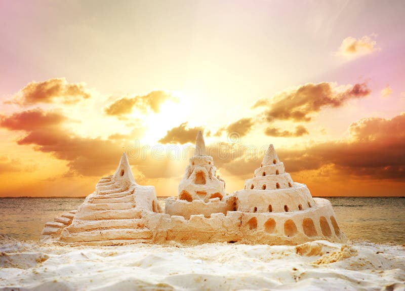 Castelo da areia imagem de stock. Imagem de bonito, tropical - 24814527