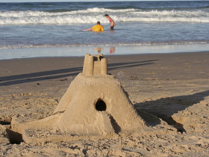 Castelo da areia imagem de stock. Imagem de areia, sombra - 684987