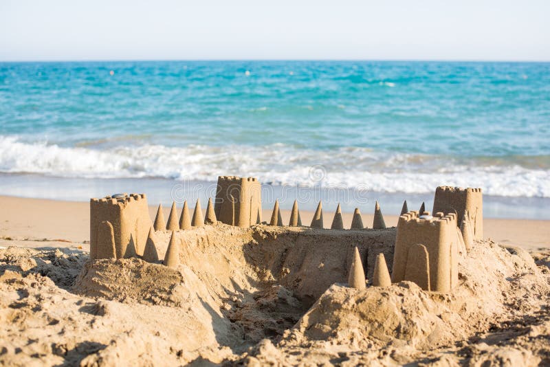 Castelo da areia na praia imagem de stock. Imagem de modelo - 31730701