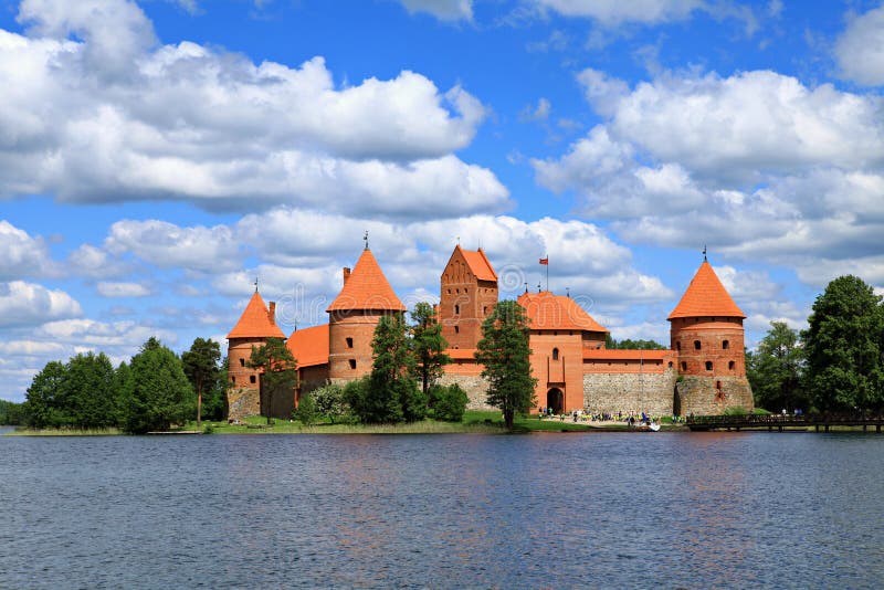 Castelo da ilha de Trakai. foto de stock. Imagem de lituânia - 33589784
