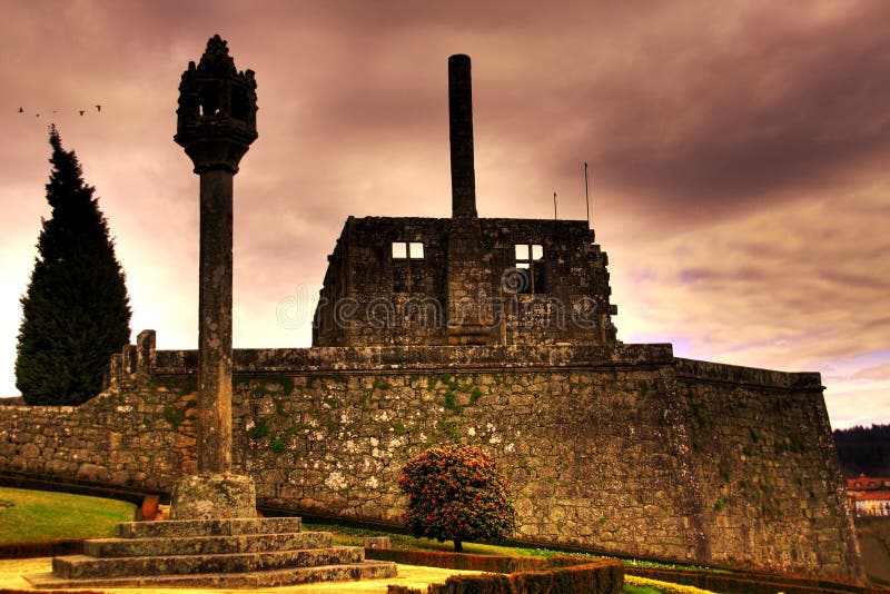 Castelo de Barcelos imagem de stock. Imagem de azul, portugal - 13317983