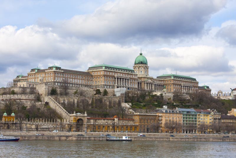 Castelo De Buda Em Budapest Foto de Stock - Imagem de arquitetura, céu ...