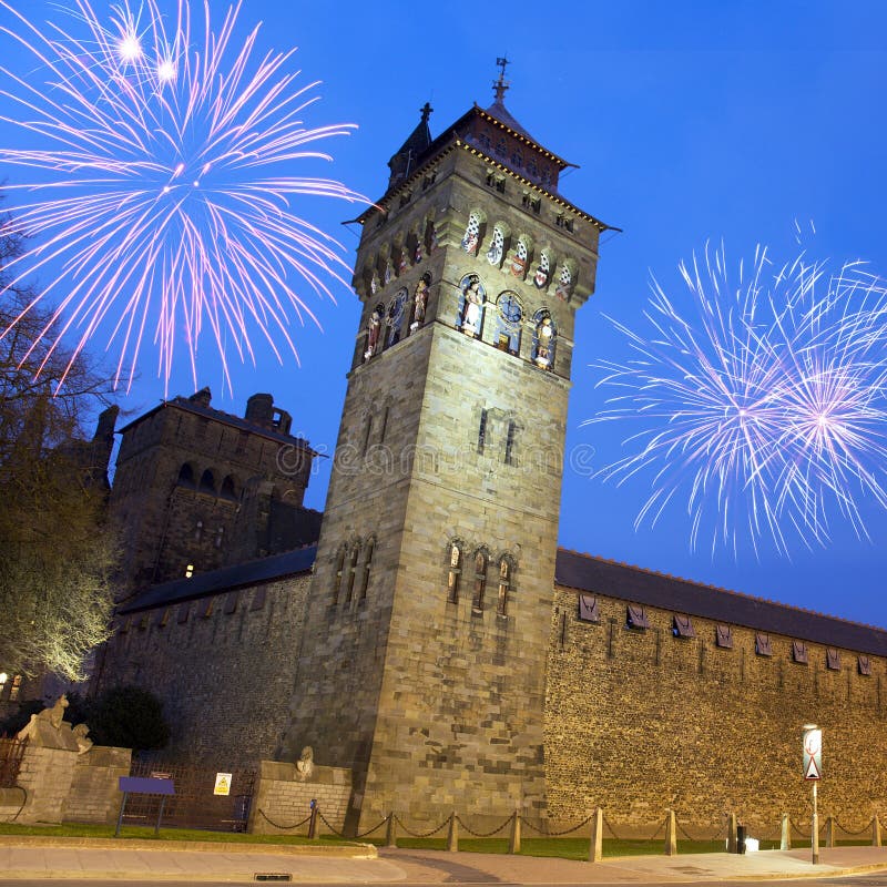 Castelo De Cardiff Na Noite Foto de Stock - Imagem de castelo ...