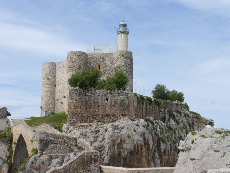 CASTELO DE CASTRO URDIALES EM CANTÁBRIA Foto de Stock - Imagem de ...