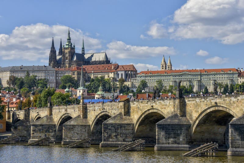 Castelo De Charles Bridge E De Praga, Praga, Checoslováquia Imagem ...