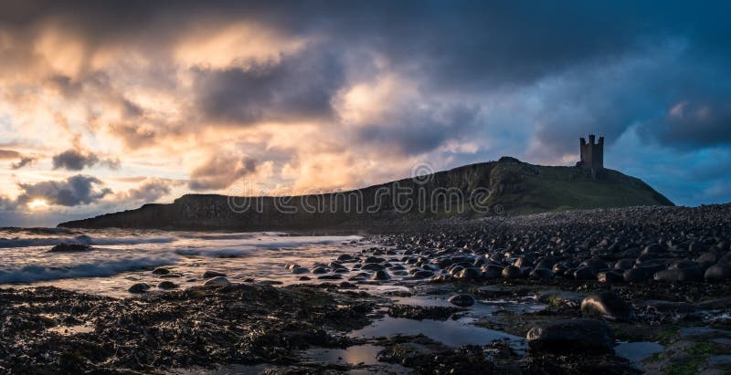 Castelo De Dunstanburgh Em Northumberland Imagem de Stock - Imagem de ...