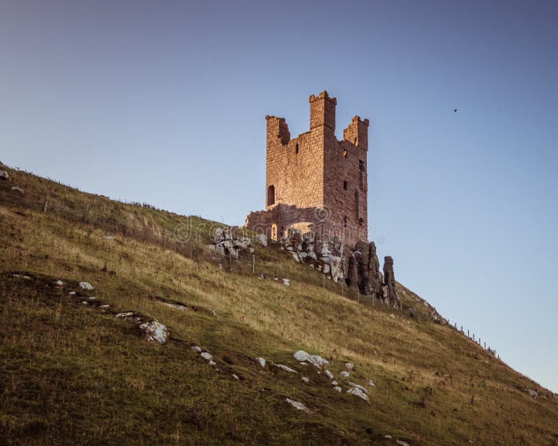 Castelo de Dunstanburgh imagem de stock. Imagem de paisagem - 101353827
