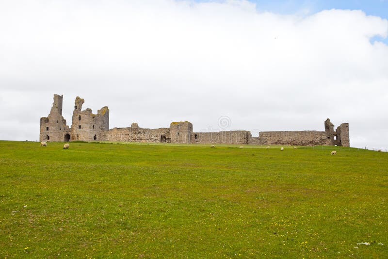 Litoral Do Castelo De Dunstanburgh Imagem de Stock - Imagem de heritage ...