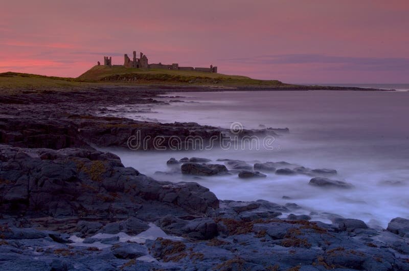 Castelo de Dunstanburgh imagem de stock. Imagem de northumberland ...