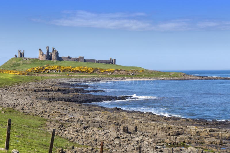 Castelo de Dunstanburgh imagem de stock. Imagem de norte - 31200855