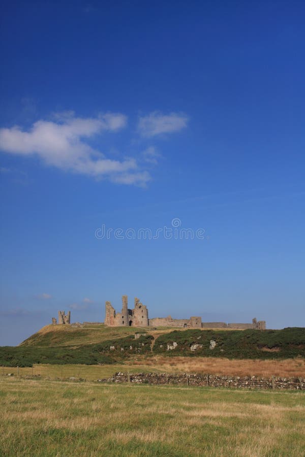 Castelo de Dunstanburgh foto de stock. Imagem de costa - 3290258
