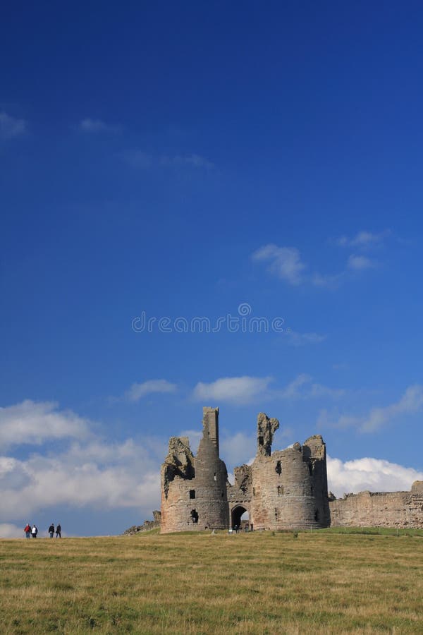 Castelo de Dunstanburgh. foto de stock. Imagem de northumberland - 8361622