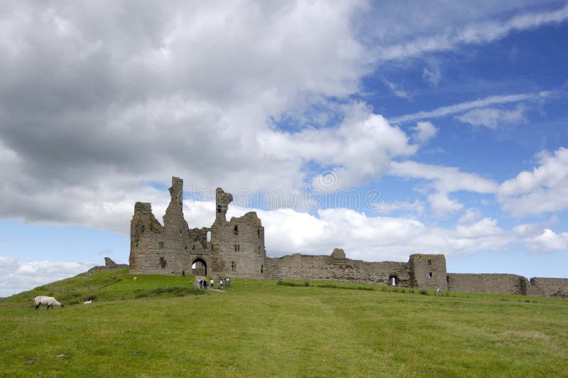 Castelo de Dunstanburgh. foto de stock. Imagem de northumberland - 8361622
