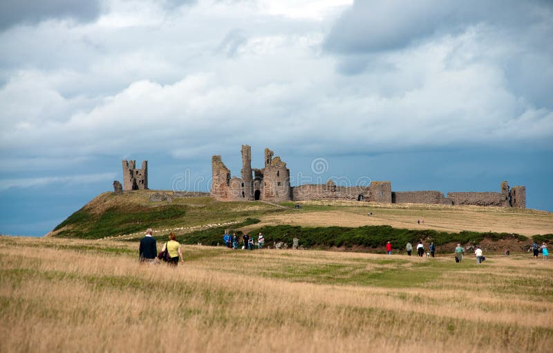 Castelo de Dunstanburgh foto editorial. Imagem de castelo - 79686171