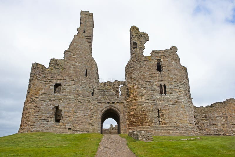 Castelo De Dunstanburgh - O Monte Foto de Stock - Imagem de inglaterra ...