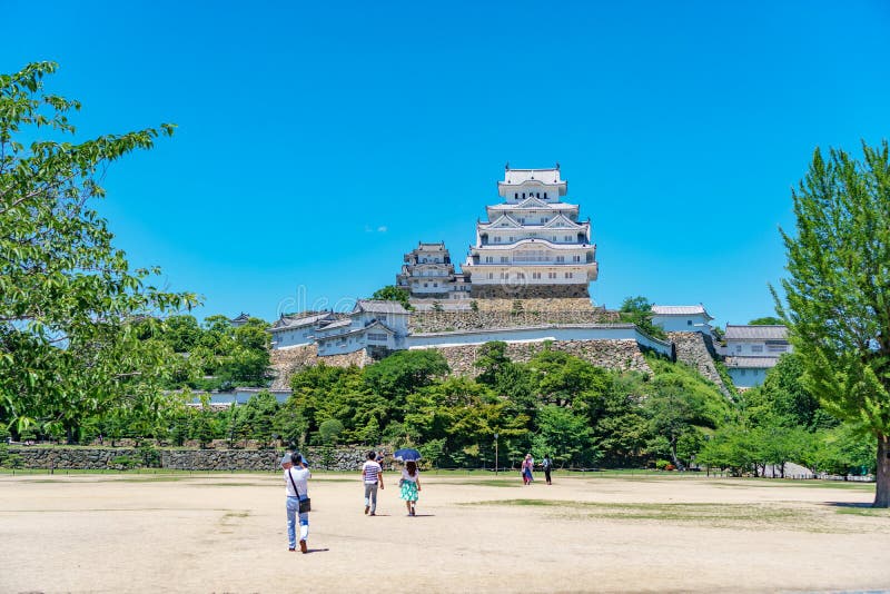 Castelo De Himeji E Turistas, Castelo Branco Da Garça-real Foto de ...