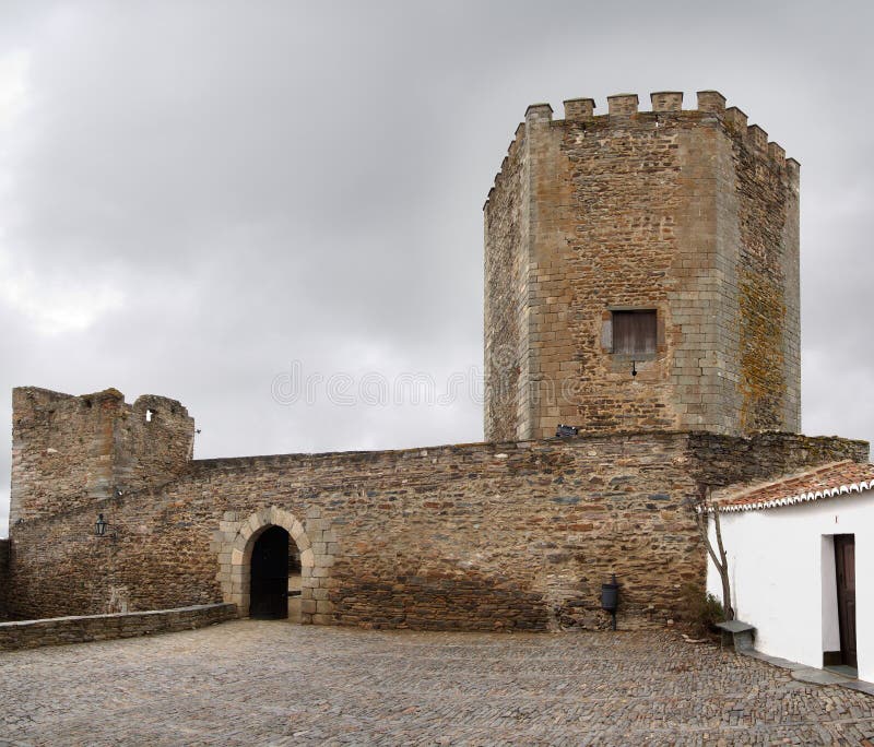 Castelo de Monsaraz foto de stock. Imagem de céu, porta - 28309032