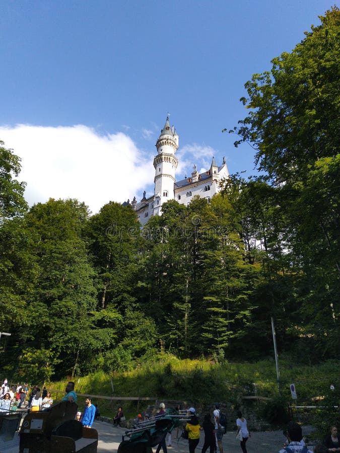 Castelo De Neuschwanstein, Em Baviera, Alemanha, a Partir Da Estrada ...