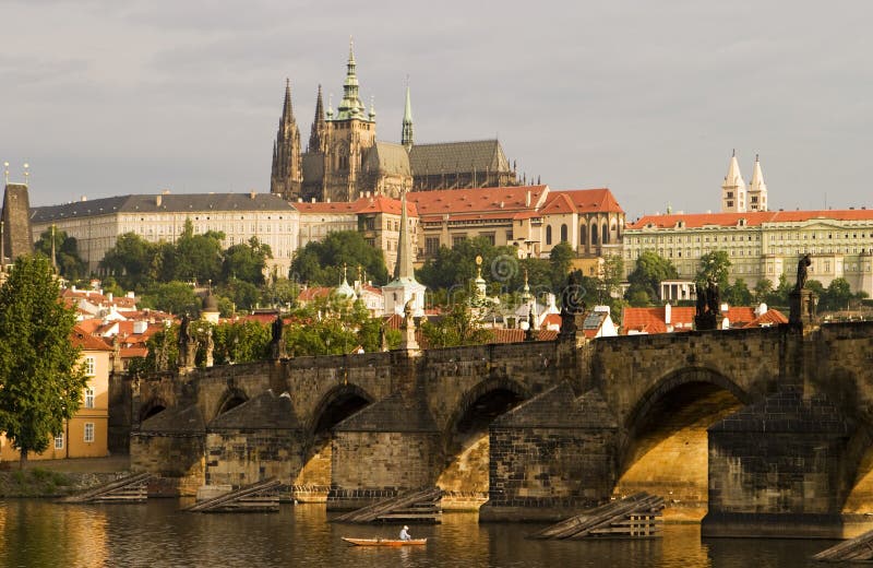Castelo de Praga com ponte foto de stock. Imagem de europa - 29587510