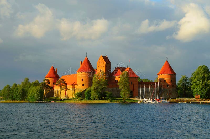 Castelo de Trakai imagem de stock. Imagem de lago, colorido - 23777447