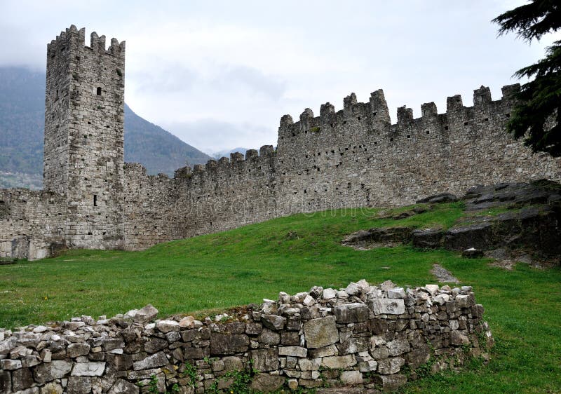 Castelo De Valcamonica Breno Dentro Da Vista Imagem de Stock - Imagem ...