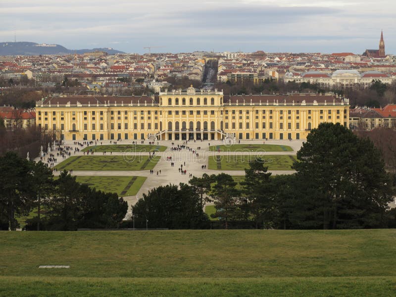 Visitantes Do Jardim Do Labirinto Do Castelo De Schonbrunn Imagem de ...