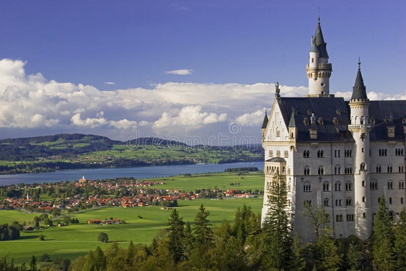 Castelo Em Baviera, Alemanha De Neuschwanstein Foto de Stock Editorial ...