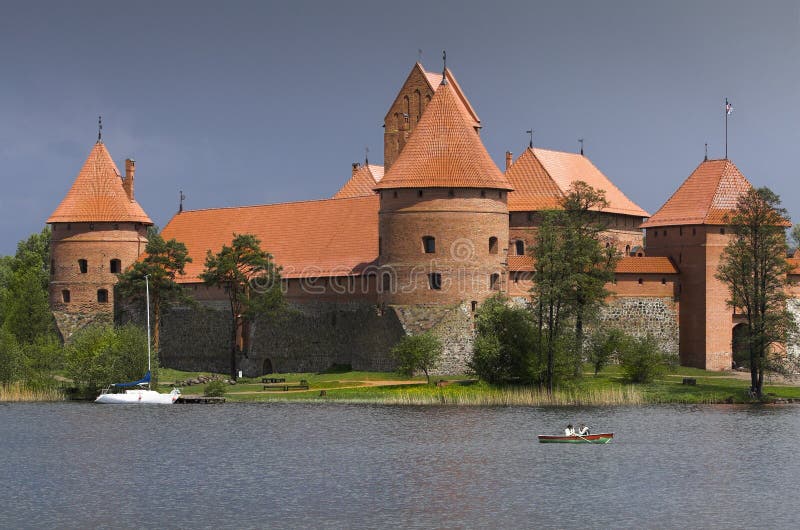 Castelo em Trakai imagem de stock. Imagem de céu, arquitetura - 2202087