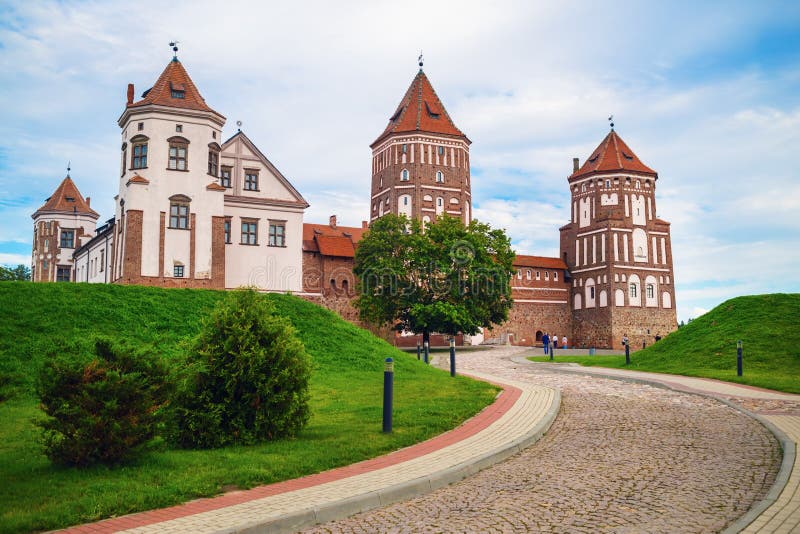 Castelo medieval antigo imagem editorial. Imagem de tradicional - 101034720