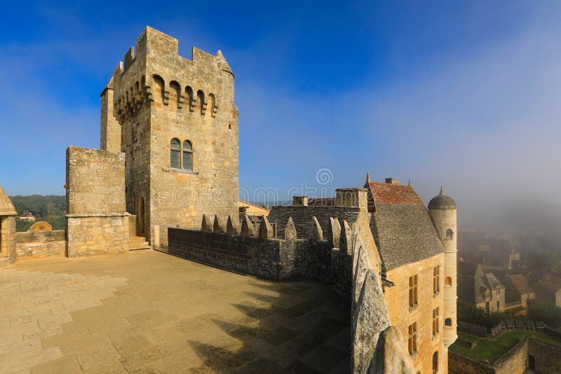 Castelo Medieval De Beynac Do Castelo Em Dordogne Imagem de Stock ...