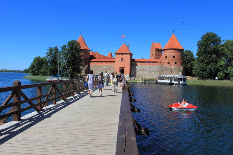 Castelo Medieval Na Ilha De Trakai No Lago Galve Fotografia Editorial ...