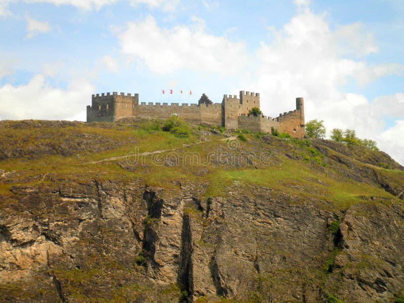 Castelo no monte imagem de stock. Imagem de medieval - 38084387