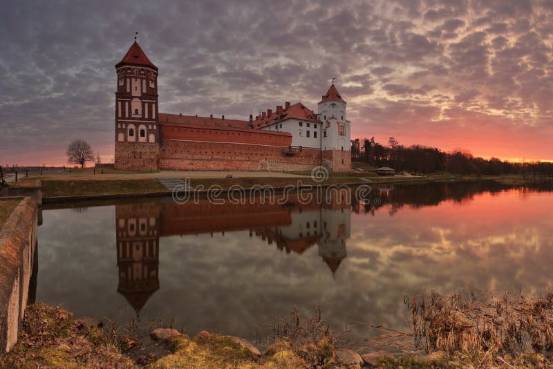 Paisaje De Un Castillo Viejo De Mirsky Contra Un Cielo Colorido En Un ...