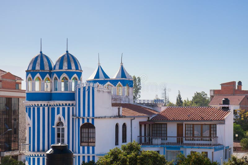 El Castillo Azul Pesa Sobre La Puerta Azul Imagen de archivo - Imagen ...