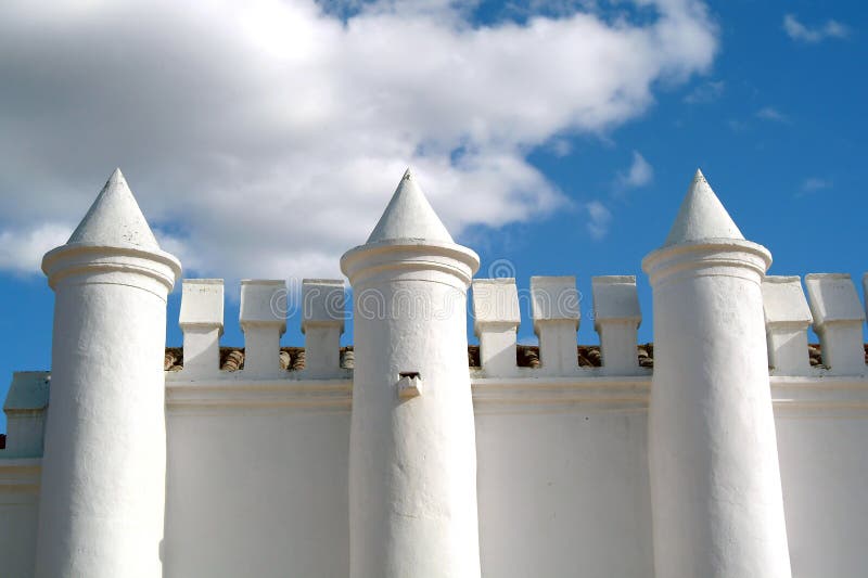 Castillo blanco imagen de archivo. Imagen de fortalecimiento - 574691