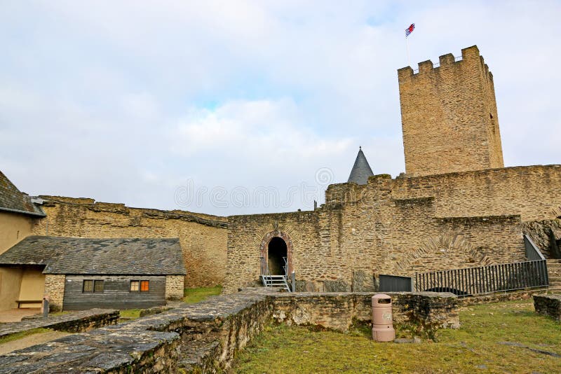 Castillo Burscheid Luxemburgo Imagen de archivo - Imagen de bosque ...