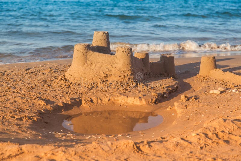 Castillo de arena foto de archivo. Imagen de agua, destructivo - 3065274