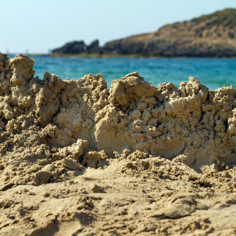 Castillo De Arena Destruido Imagen de archivo - Imagen de fondos, arena ...