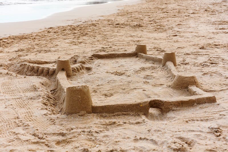 Castillo De Arena En La Playa Foto de archivo - Imagen de arena, puerta ...