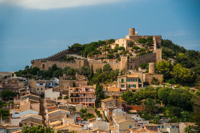 Castillo De Capdepera En La Colina Verde En La Isla De Mallorca, España ...